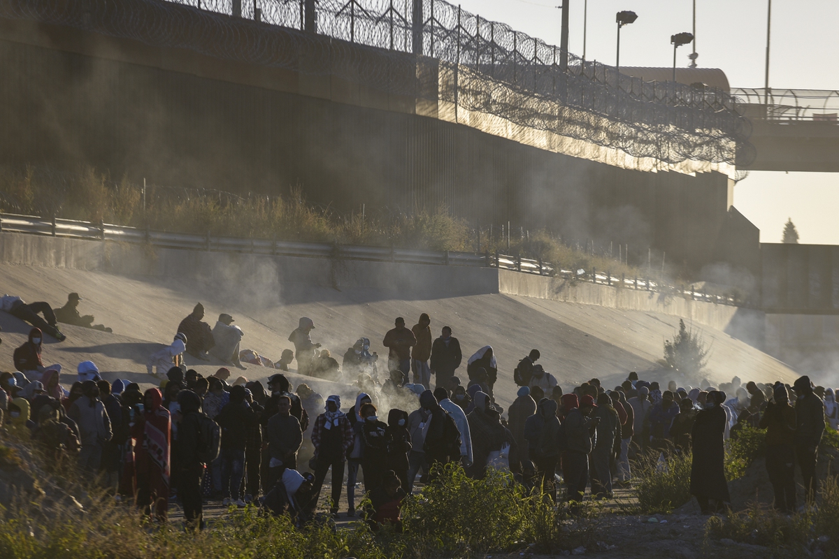 El Paso grapples with surge of migrants before asylum shift - Las Vegas ...