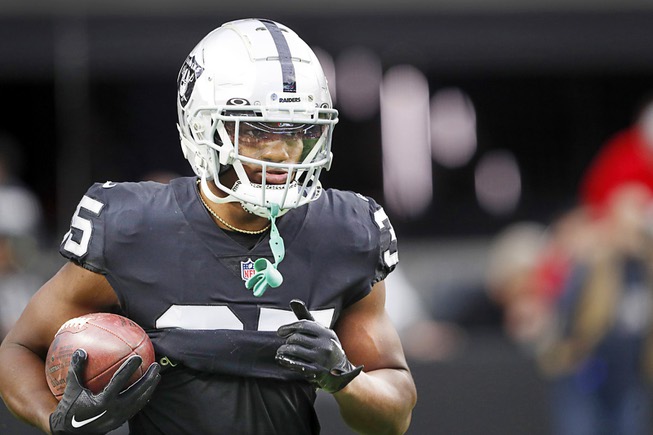 Raiders backup maximizes his opportunities while superstar veteran ...