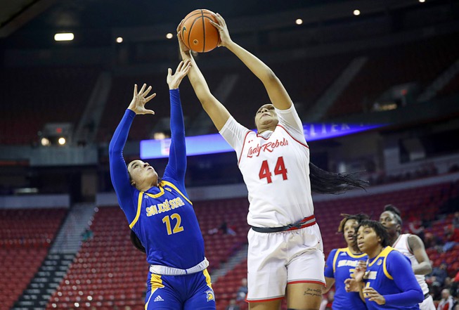 Photograph : 0216_sun_LadyRebelsSanJoseState3 - Las Vegas Sun News