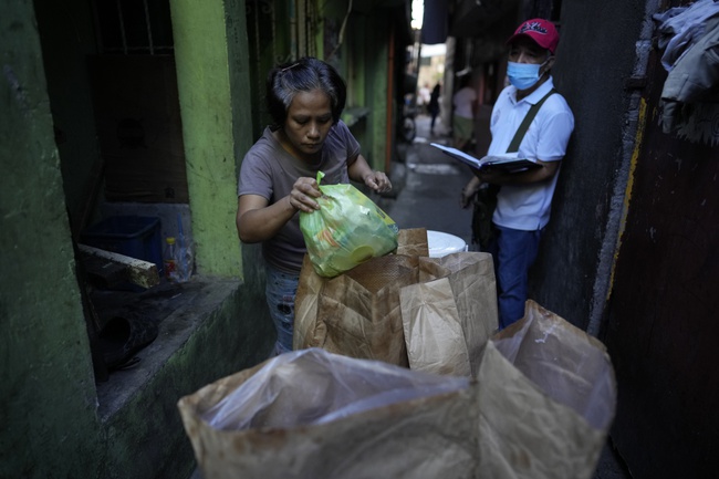 Waste pickers collect food waste, help combat climate change - Las ...