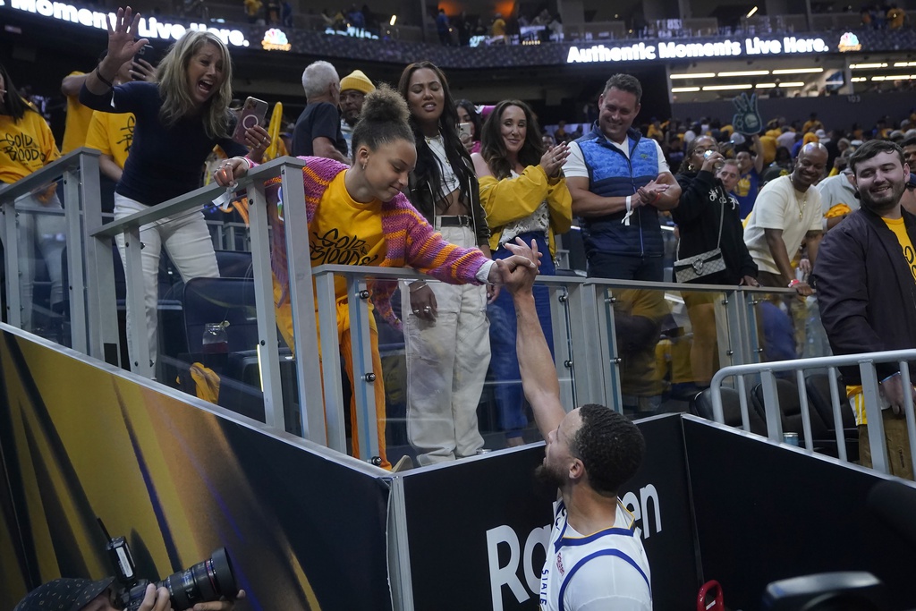 Warriors survive Curry calling timeout they didn't have - Las Vegas Sun News