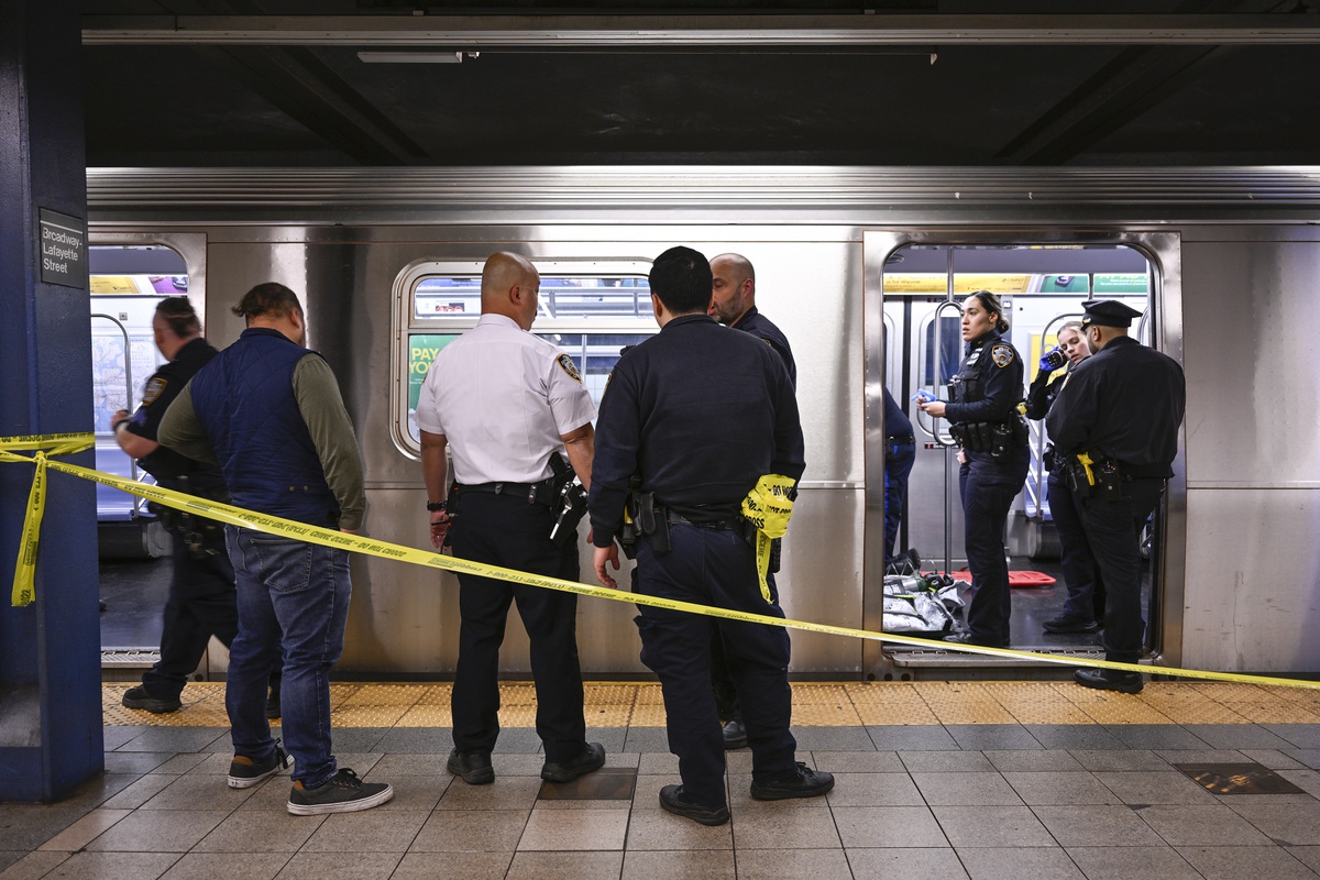 Chokehold killed man restrained by NYC subway passengers - Las Vegas ...