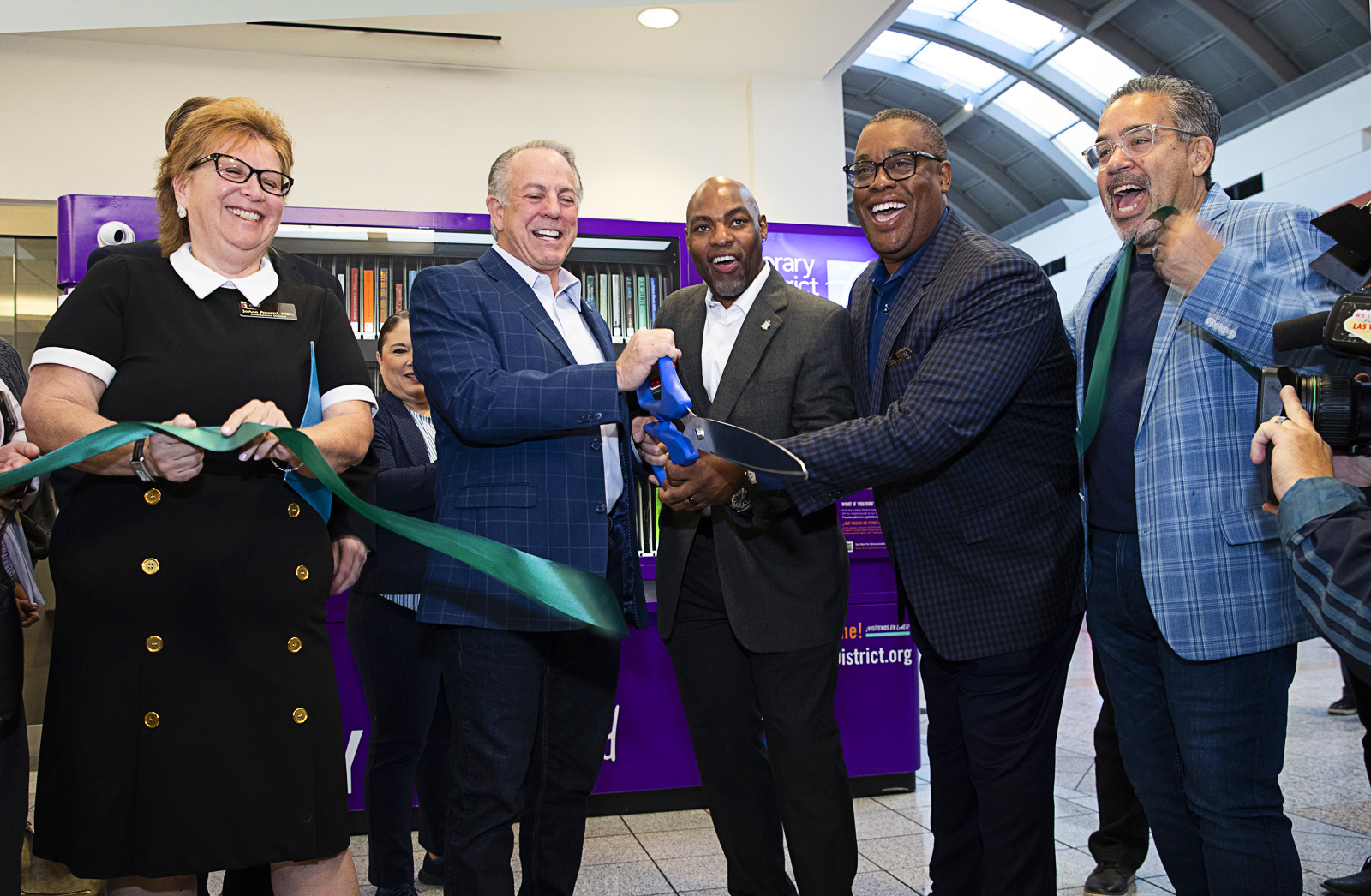 Library Machine Unveiled at Boulevard Mall - Las Vegas Sun News