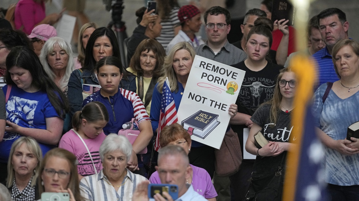 Utah district's Bible ban spurs protest by parents, Republicans - Las ...
