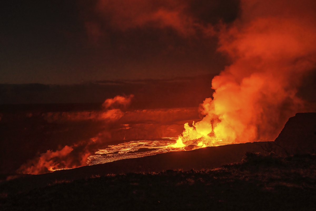 Kilauea, one of the world's most active volcanoes, begins erupting ...