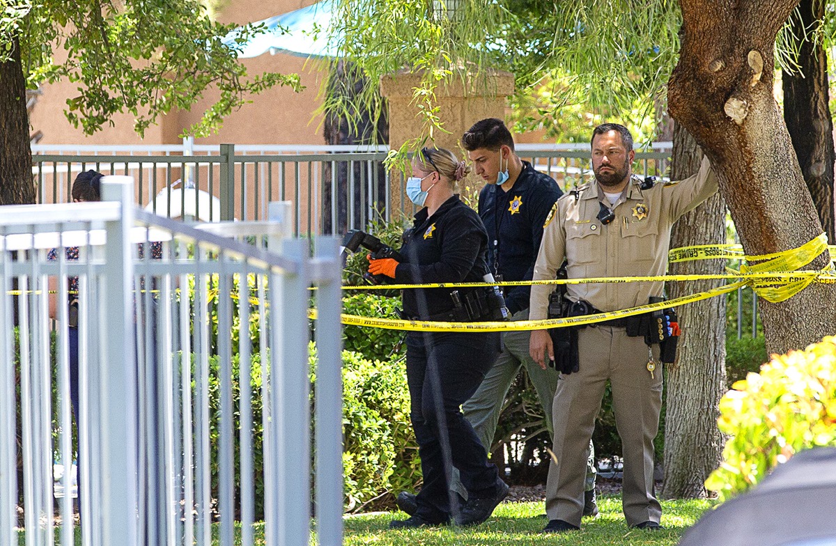 Las Vegas police: 3 people found dead in apartment - Las Vegas Sun News