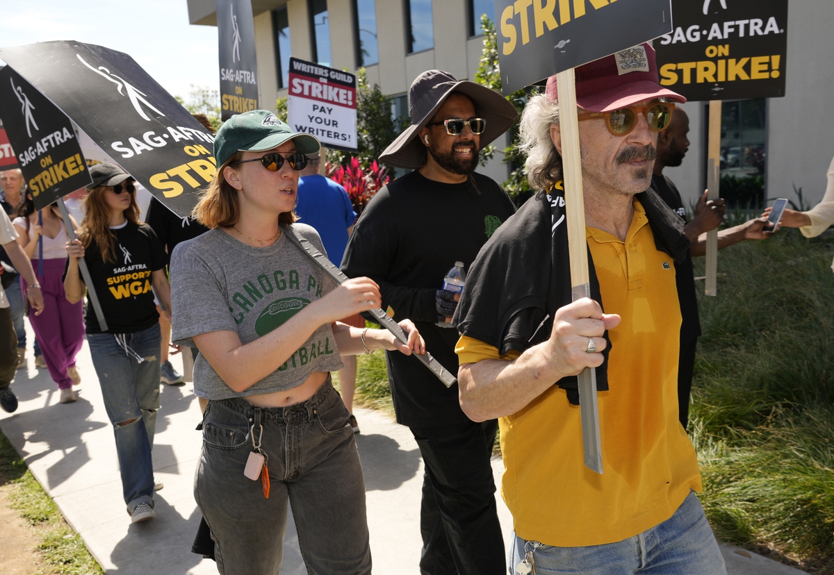 Comedians energize the picket lines as Hollywood actors and writers ...