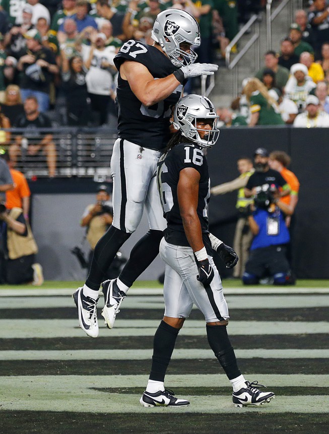 Photograph : 1009_sun_RaidersPackers4 - Las Vegas Sun News