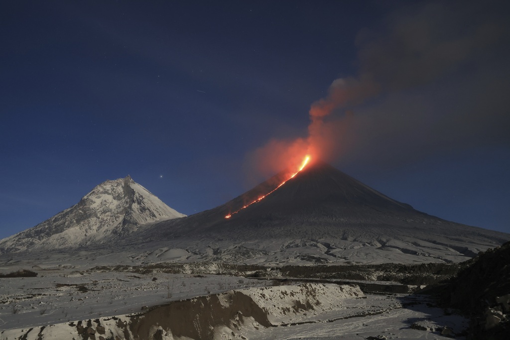 Eruption of Eurasia's tallest active volcano sends ash columns above a ...