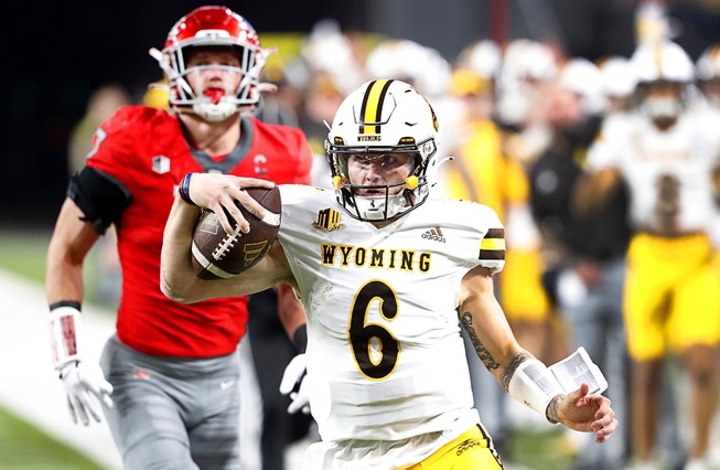 Photograph : UNLV Rebels Take On Wyoming Cowboys - Las Vegas Sun News