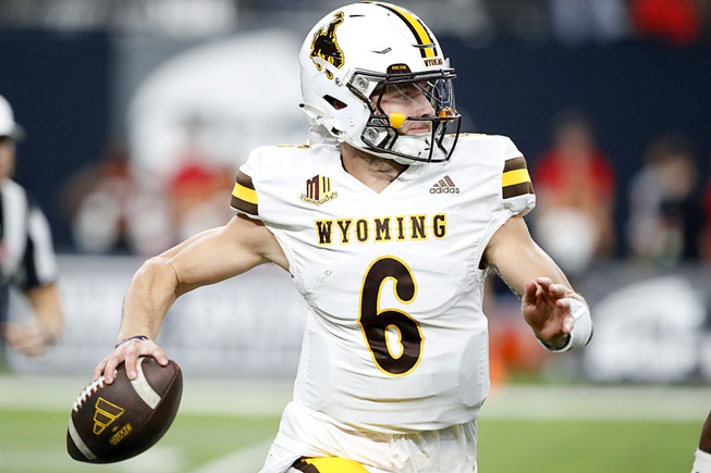 Photograph : UNLV Rebels Take On Wyoming Cowboys - Las Vegas Sun News