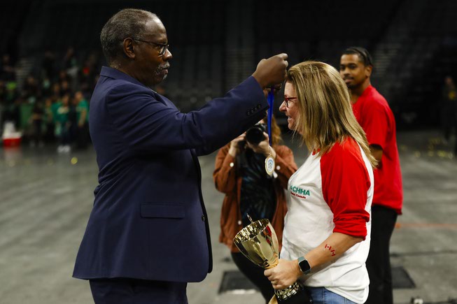 Photograph : Housekeeping Olympics - Las Vegas Sun News