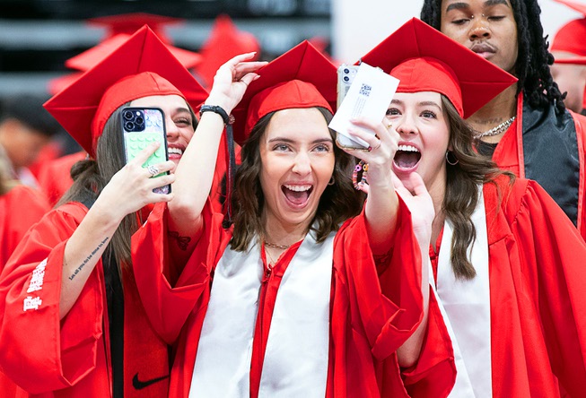 Photograph : 2023 UNLV Winter Graduation - Las Vegas Sun News