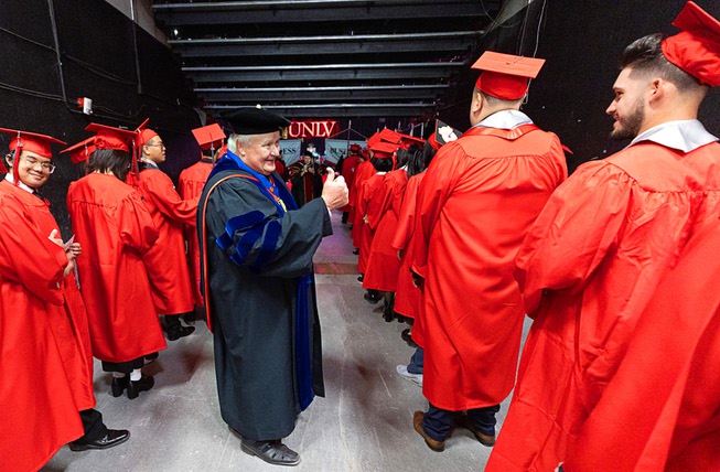 Photograph : 2023 UNLV Winter Graduation - Las Vegas Sun News