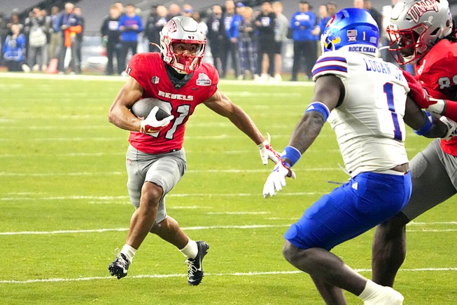 Photograph : UNLV vs Kansas: Guaranteed Rate Bowl - Las Vegas Sun News