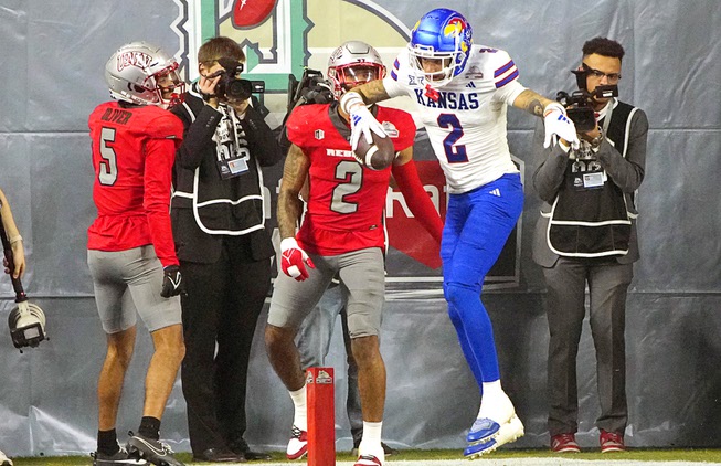 Photograph : UNLV vs Kansas: Guaranteed Rate Bowl - Las Vegas Sun News