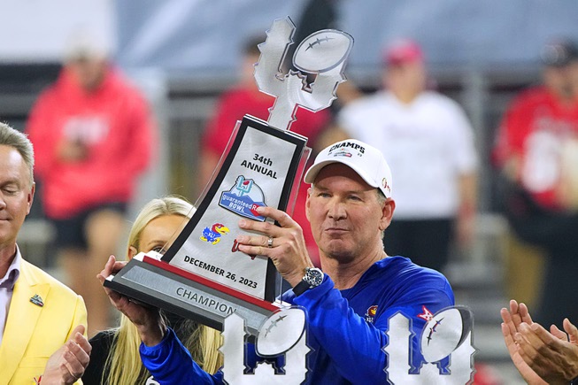 Photograph : UNLV vs Kansas: Guaranteed Rate Bowl - Las Vegas Sun News