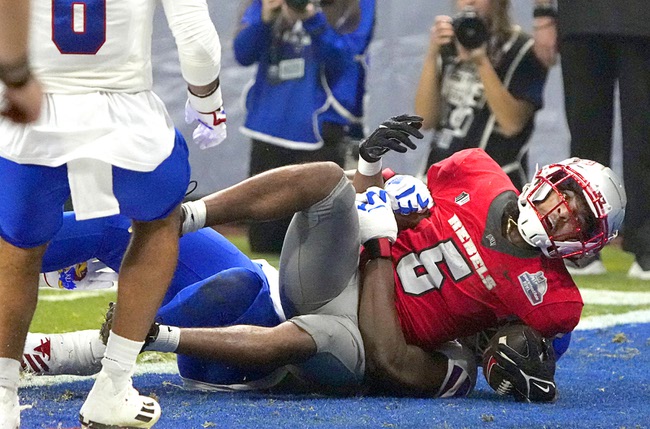 Photograph : UNLV vs Kansas: Guaranteed Rate Bowl - Las Vegas Sun News