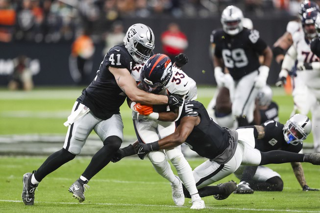 Photograph : Raiders vs Broncos - Las Vegas Sun News