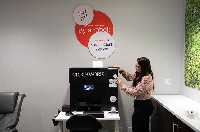 Photograph : Robot Manicure at the Airport - Las Vegas Sun News