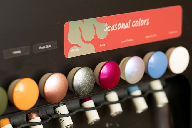 Photograph : Robot Manicure at the Airport - Las Vegas Sun News