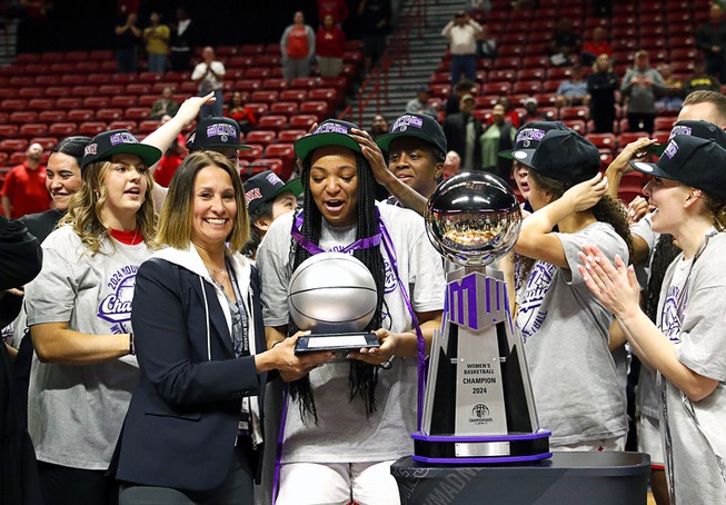 Photograph : Lady Rebels Win MW Championship - Las Vegas Sun News