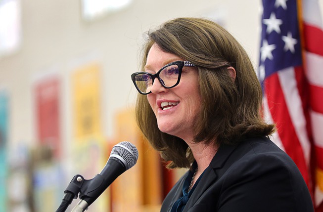 Photograph : U.S. Secretaries Tour Las Vegas School - Las Vegas Sun News