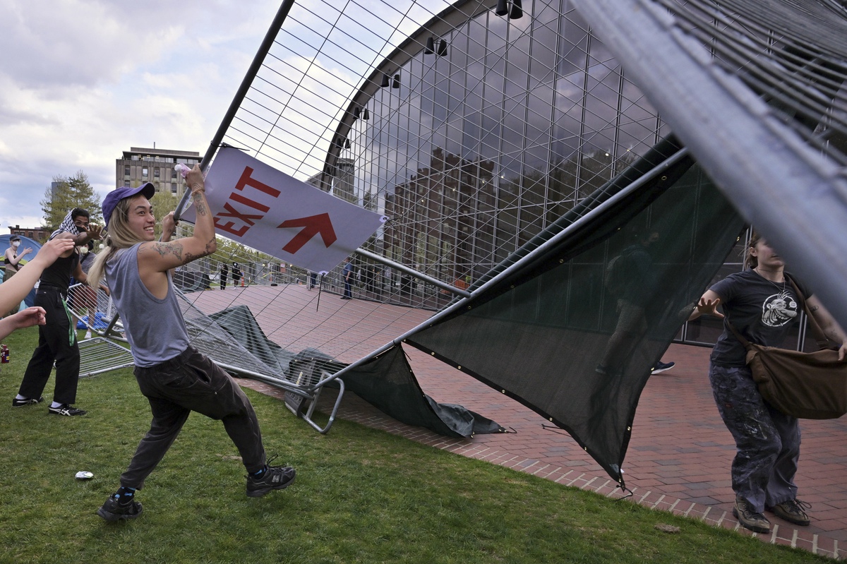 Pro-Palestinian protesters break through barricades to retake MIT ...