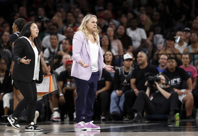Photograph : Aces Take on Fever - Las Vegas Sun News