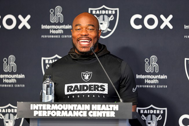 Photograph : June 4: Raiders OTA - Las Vegas Sun News