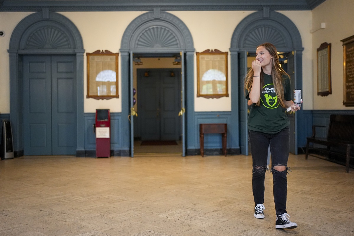 Sandy Hook shooting survivors to graduate with mixed emotions without ...