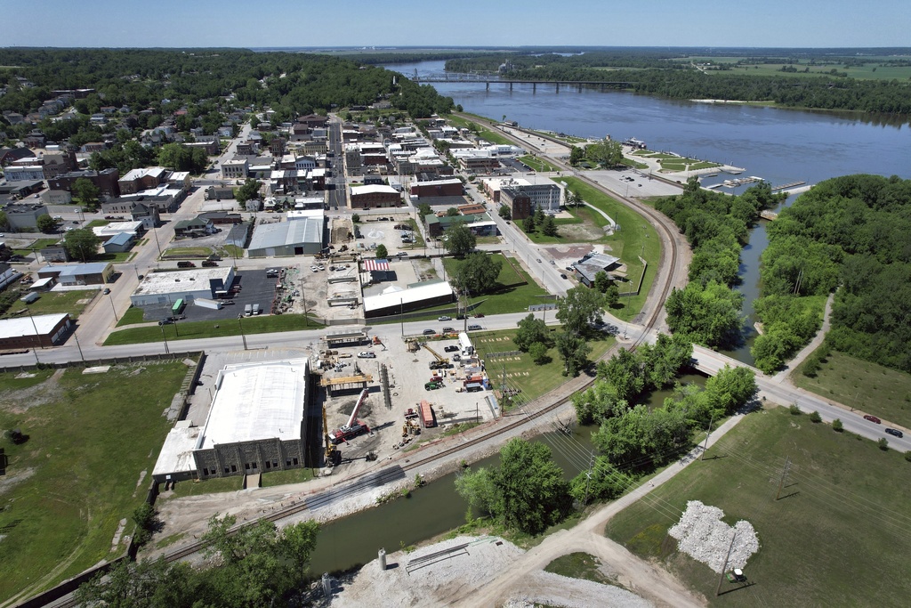 For shrinking Mississippi River towns, frequent floods worsen fortunes ...