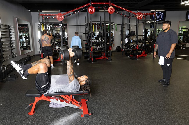 Photograph : NFL Players Train at IVI Performance - Las Vegas Sun News
