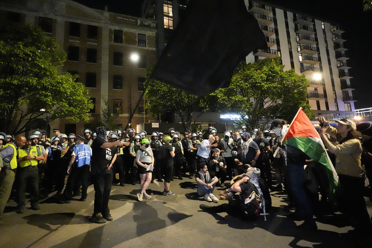 Final night of pro-Palestinian protests at DNC kicks off with festive ...