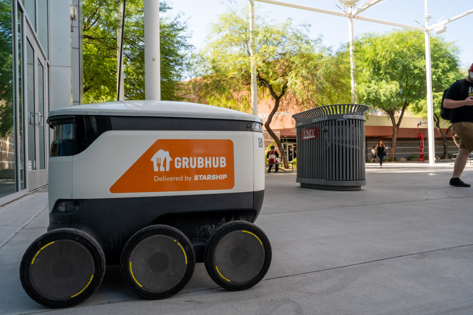 Starships Technologies & Grubhub Delivery Robot - Las Vegas Sun News