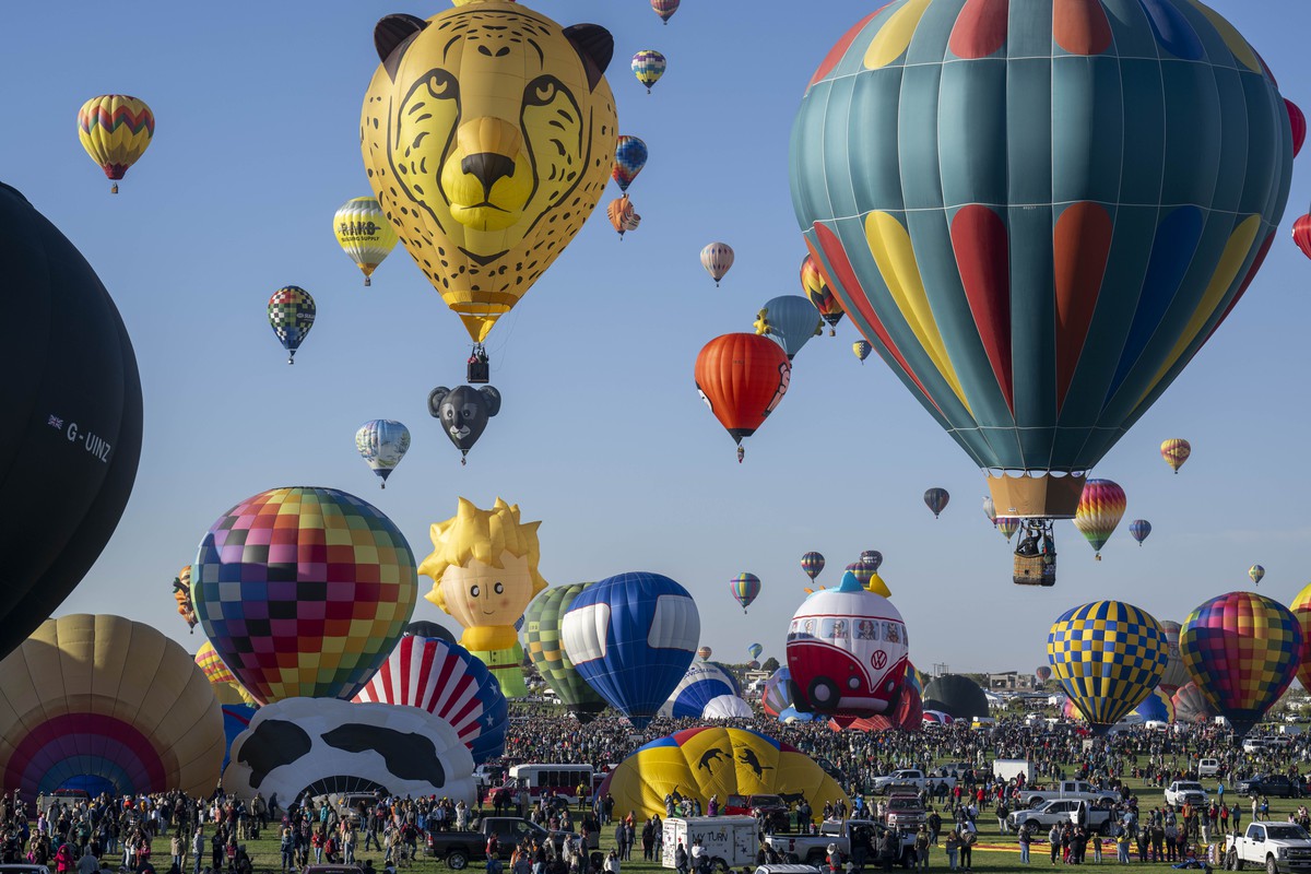International fiesta fills New Mexico's sky with colorful hot air ...