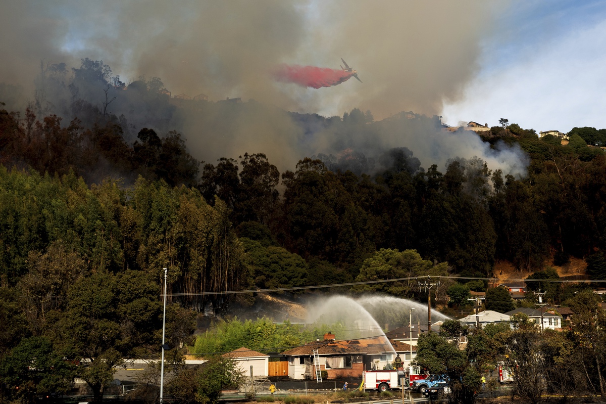 Crews halt fast-moving brush fire that burned 2 Oakland homes, forced ...