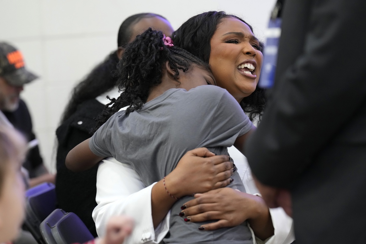 Harris and Lizzo praise Detroit — in contrast to Trump — ahead of an ...