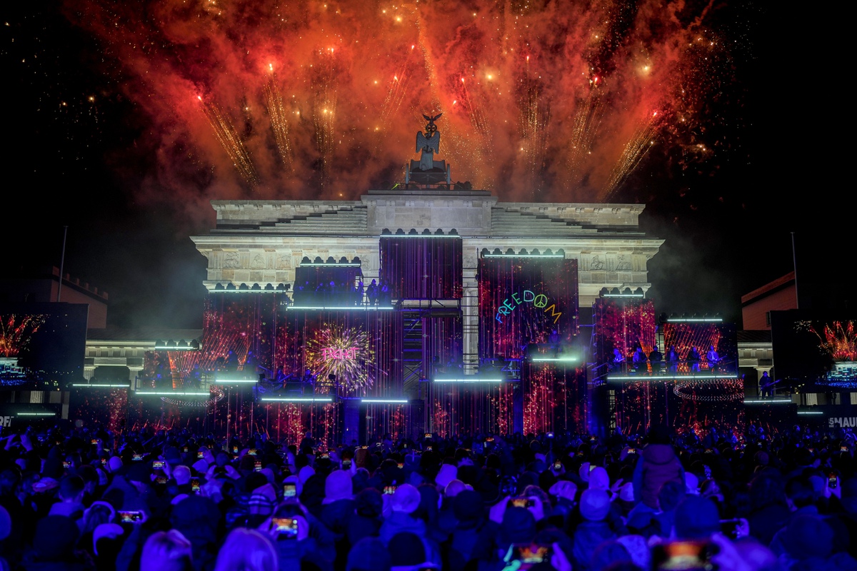 Tens of thousands celebrate fall of the Berlin Wall 35 years ago with ...