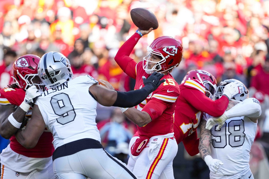 Raiders fumble away chance for last-second upset at Chiefs - Las Vegas ...