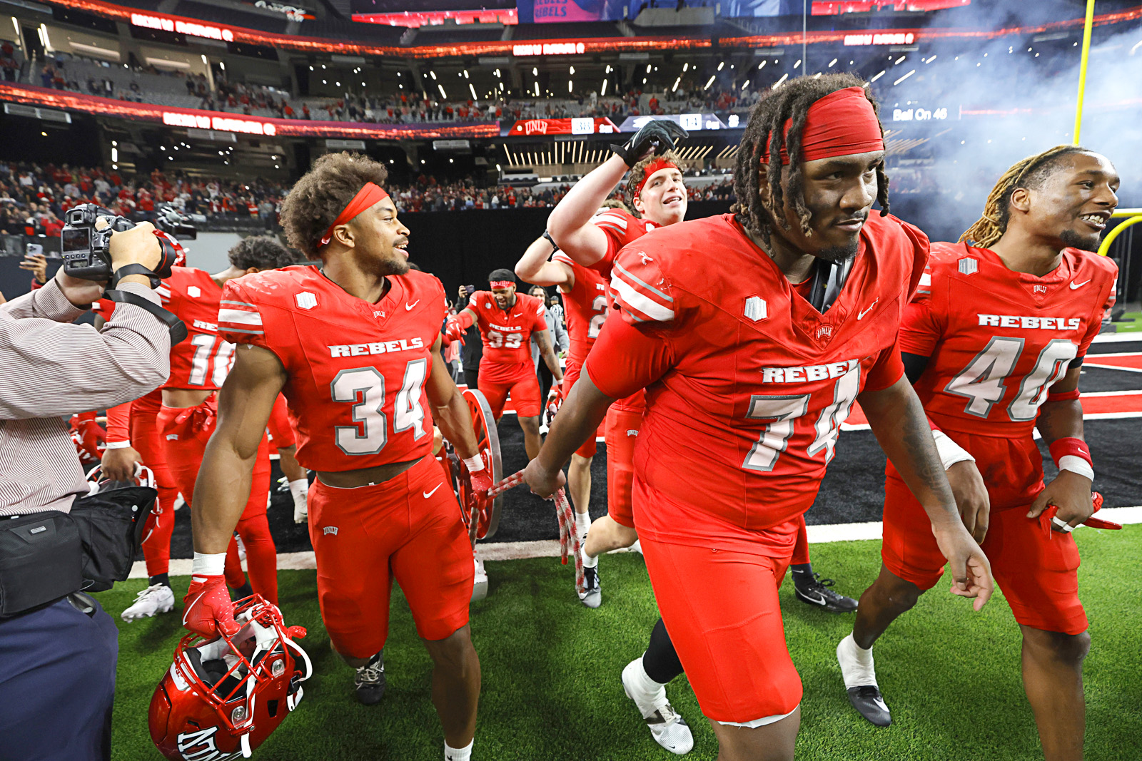 UNLV Football Defeats UNR 38-14 - Las Vegas Sun News