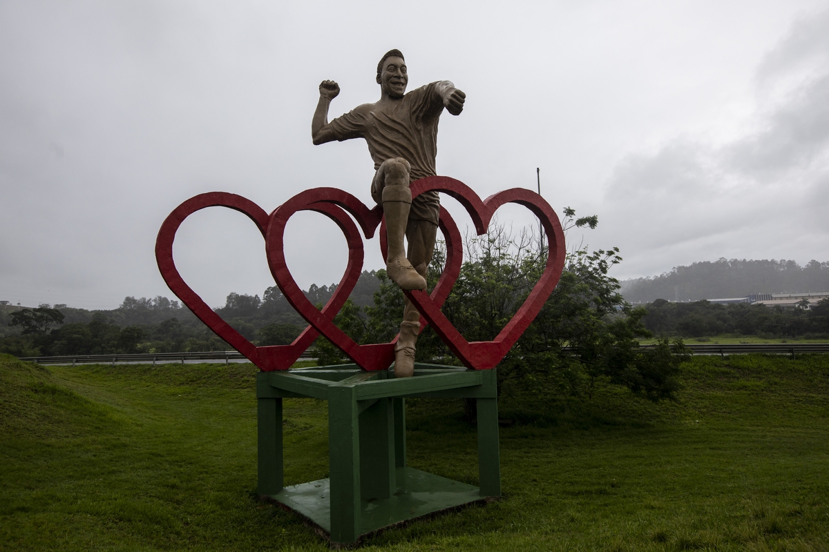 Statues of stars like Kane, Pelé and Ronaldo don't always deliver ...