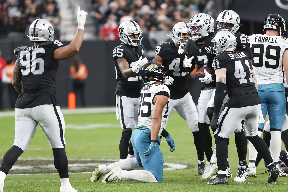 Raiders’ defense bulldozes 10-game losing streak by beating up on Jaguars - Las Vegas Sun News