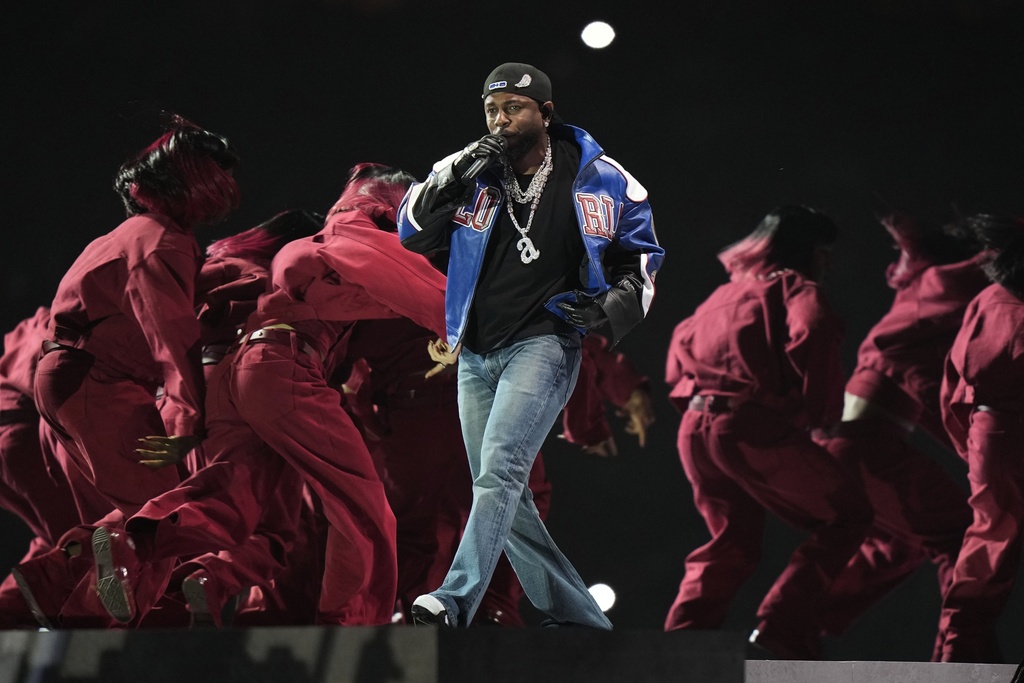 Review: Kendrick Lamar brings America and 'Not Like Us' into history ...