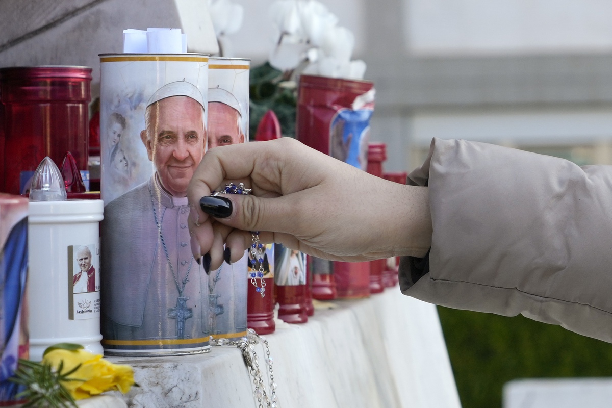 Pope Francis is in critical condition after a long respiratory crisis ...