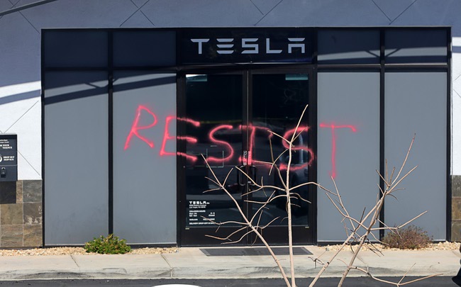 Photograph : Tesla Fires Investigation - Las Vegas Sun News