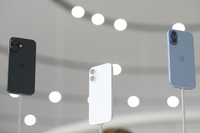 Apple's iPhone sales surge to new quarterly high despite early missteps ...