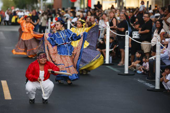 Photograph : Latin Heritage Parade - Las Vegas Sun News
