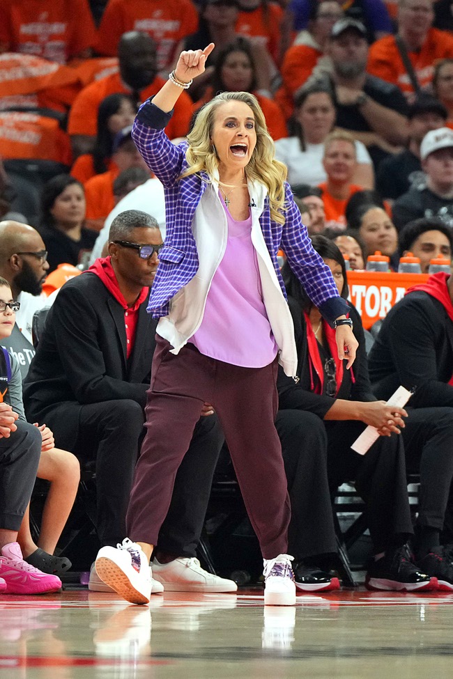 Photograph : WNBA Finals: Aces vs Mercury Game 3 - Las Vegas Sun News