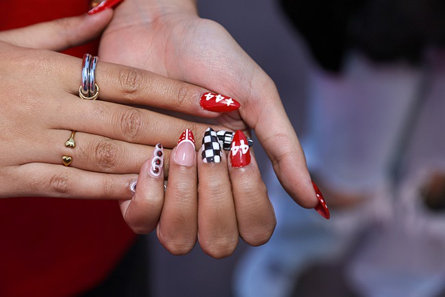 Fans’ energy is full throttle for racing spectacle on the Las Vegas ...
